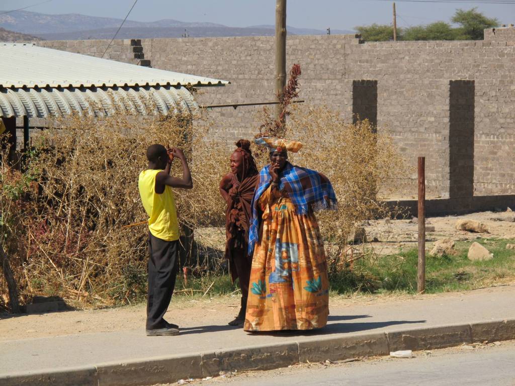EPUPA, LA CASA DE LA ‘TRIBU DE BARRO’ – del diario EL MUNDO, por JAVIER ...